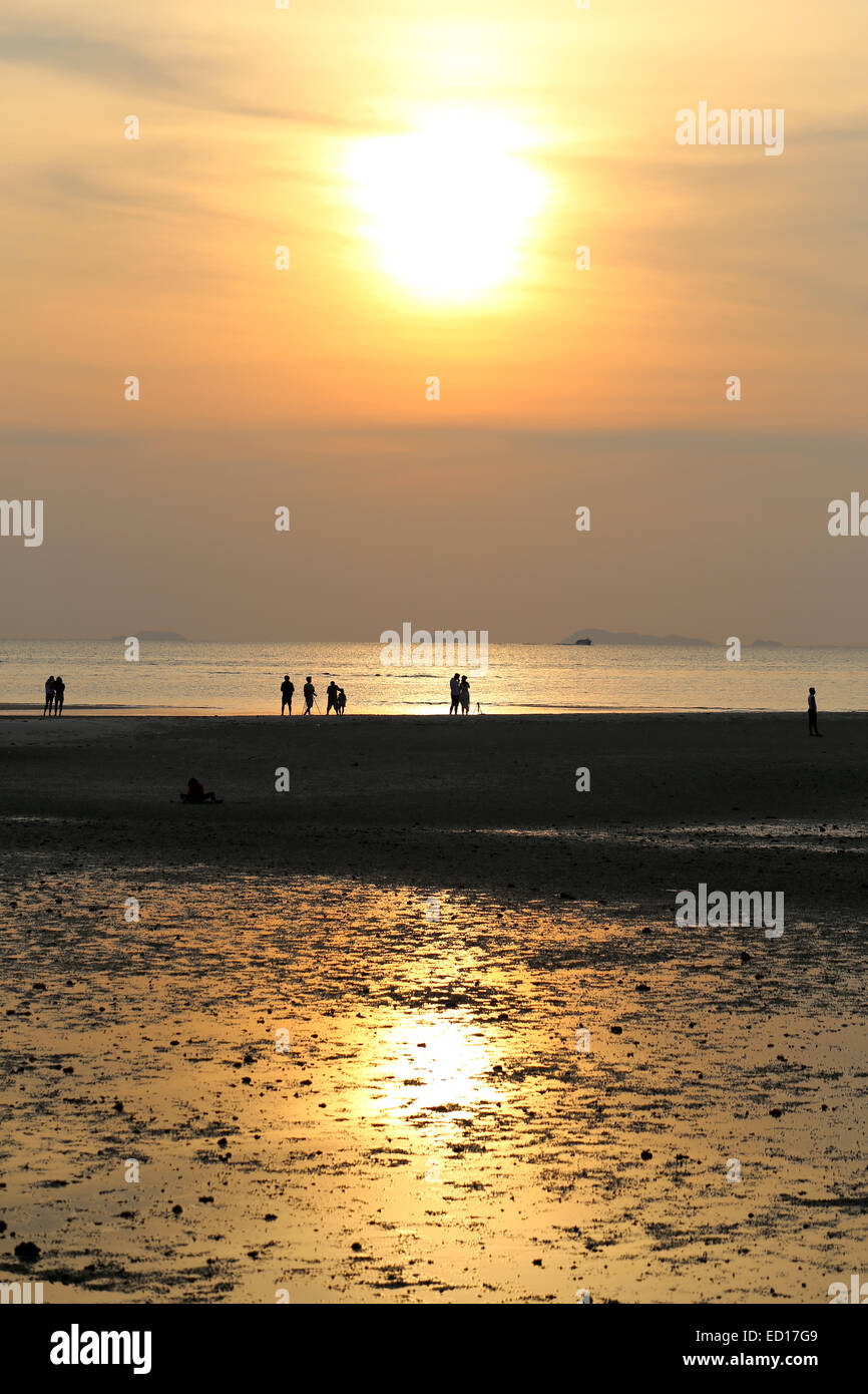 Beautiful sunset sea silhouettes hi-res stock photography and images ...