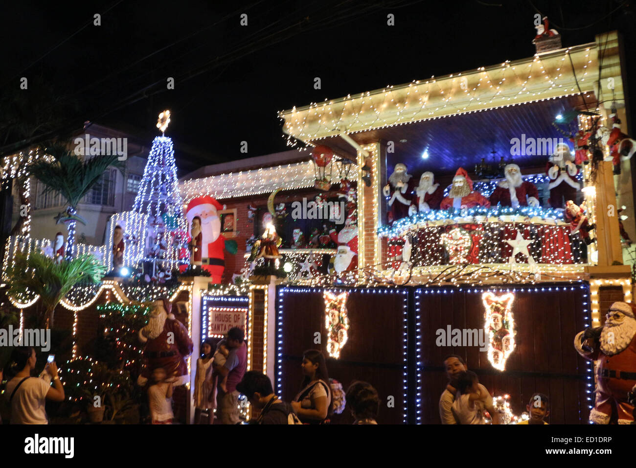 Filipino family's enjoyed taking their pictures at Policarpio Street in ...