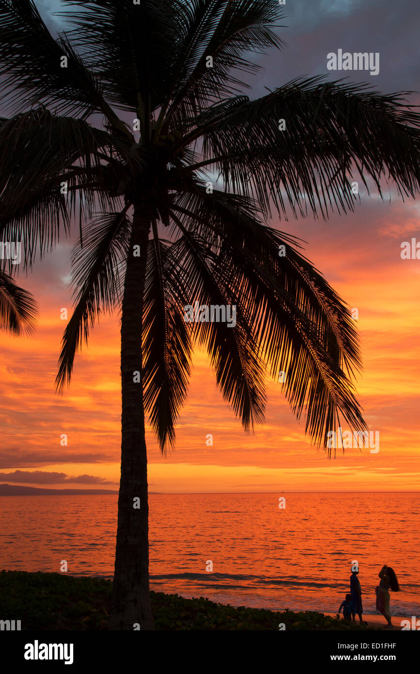 Sunset on mai poina oe lau beach park hi-res stock photography and ...