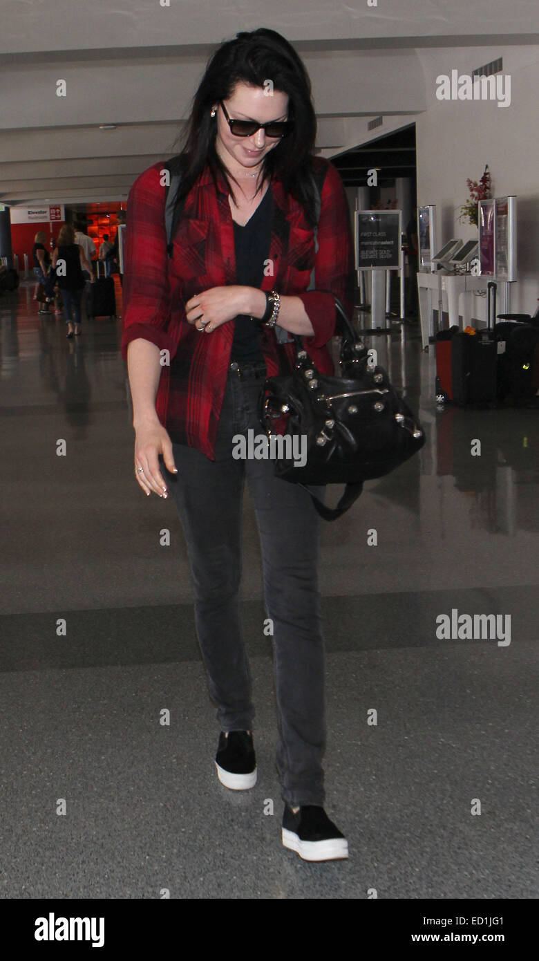 Laura Prepon arrives at Los Angeles International (LAX) airport ...
