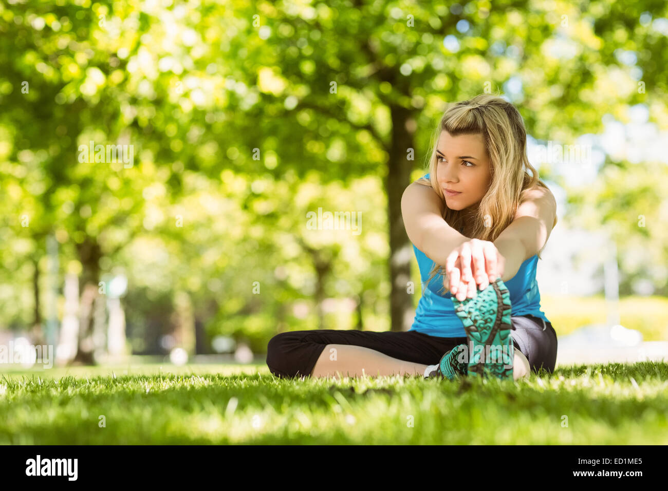 Female toes grass hi-res stock photography and images - Alamy
