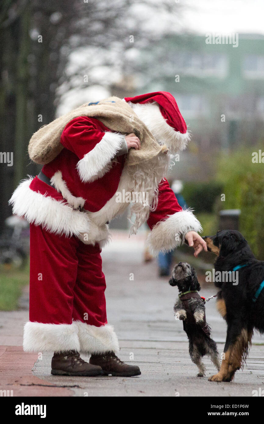 Santa Claus 'Rolli' from Hamburg distributes small presents to passers ...