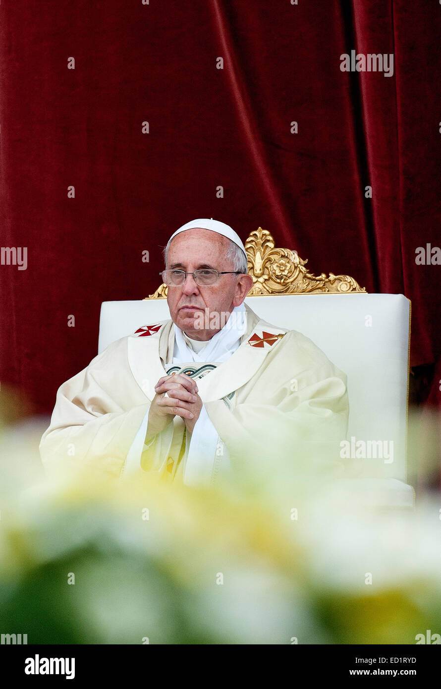 Pope Francis celebrates the Eucharist during the Corpus Domini Mass ...