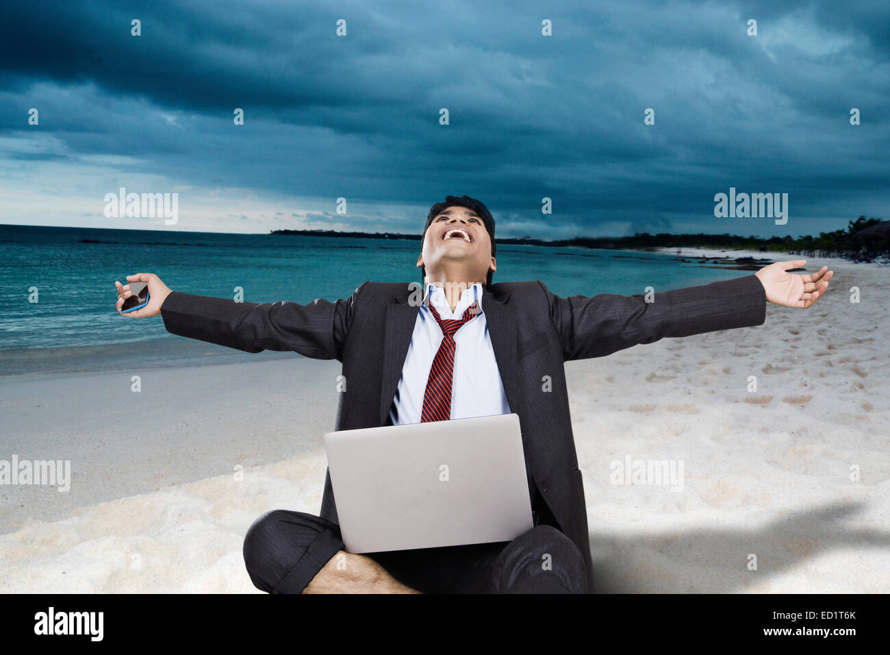Business formal laptop beach hi-res stock photography and images - Alamy