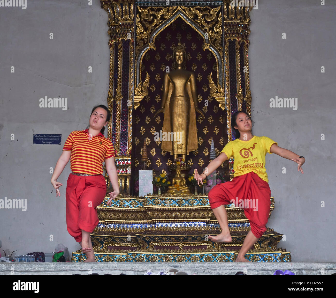 Bangkok thailand dancing dance hi-res stock photography and images - Alamy