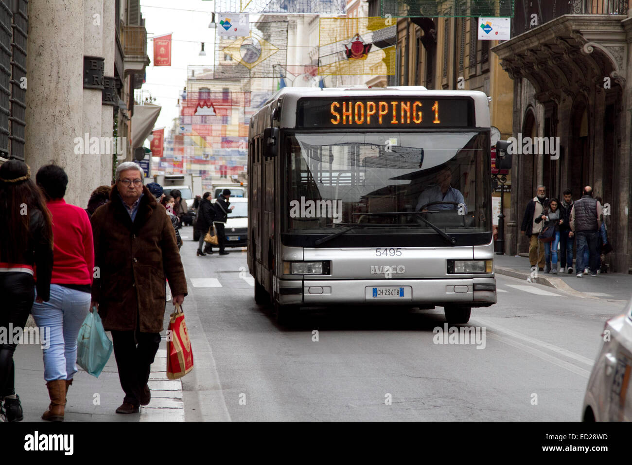 Shoppers doing christmas shopping hi-res stock photography and images ...