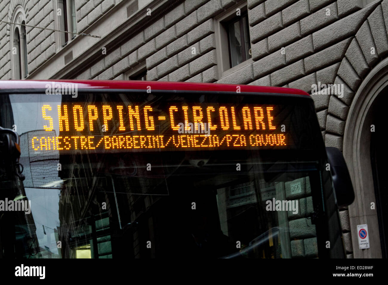 Shoppers doing christmas shopping hi-res stock photography and images ...