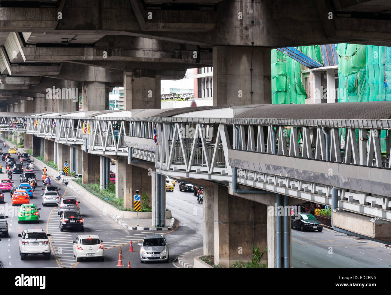 Pathway under overpass hi-res stock photography and images - Alamy