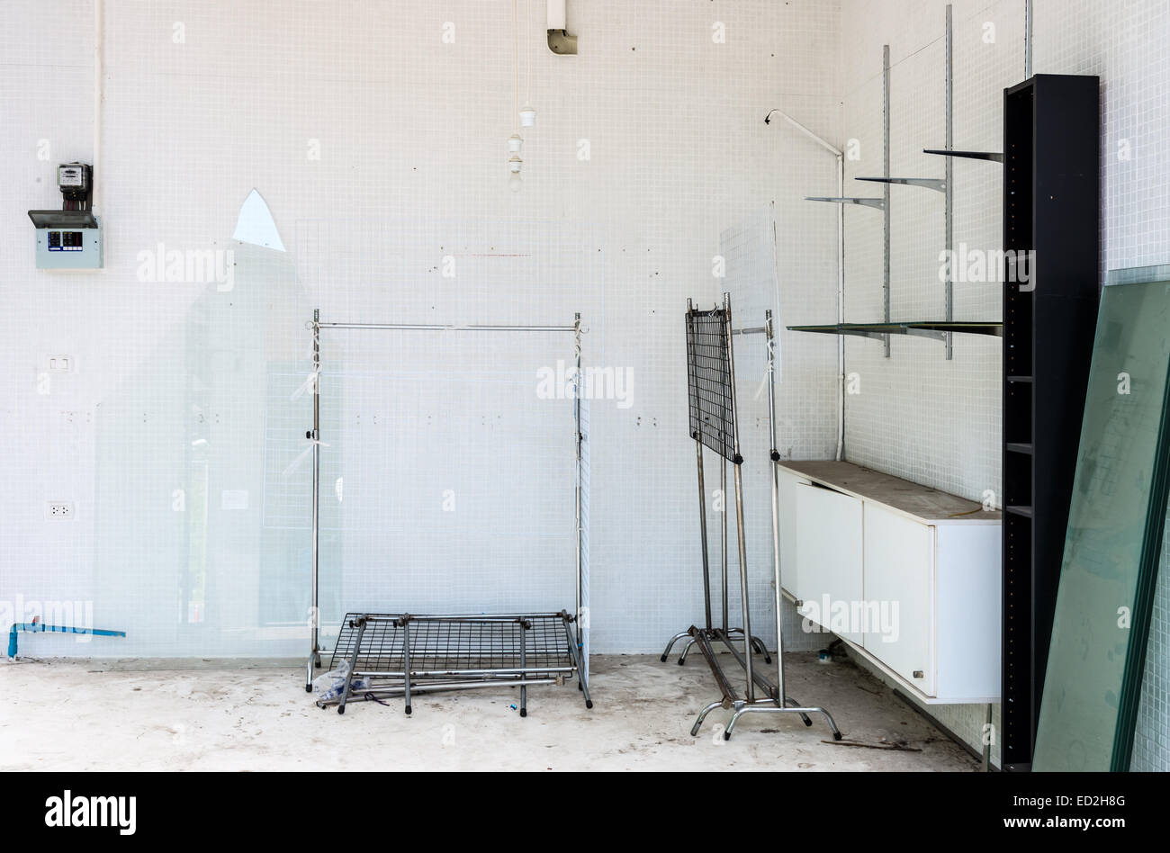 Empty cloth store in the urban shopping mall Stock Photo - Alamy