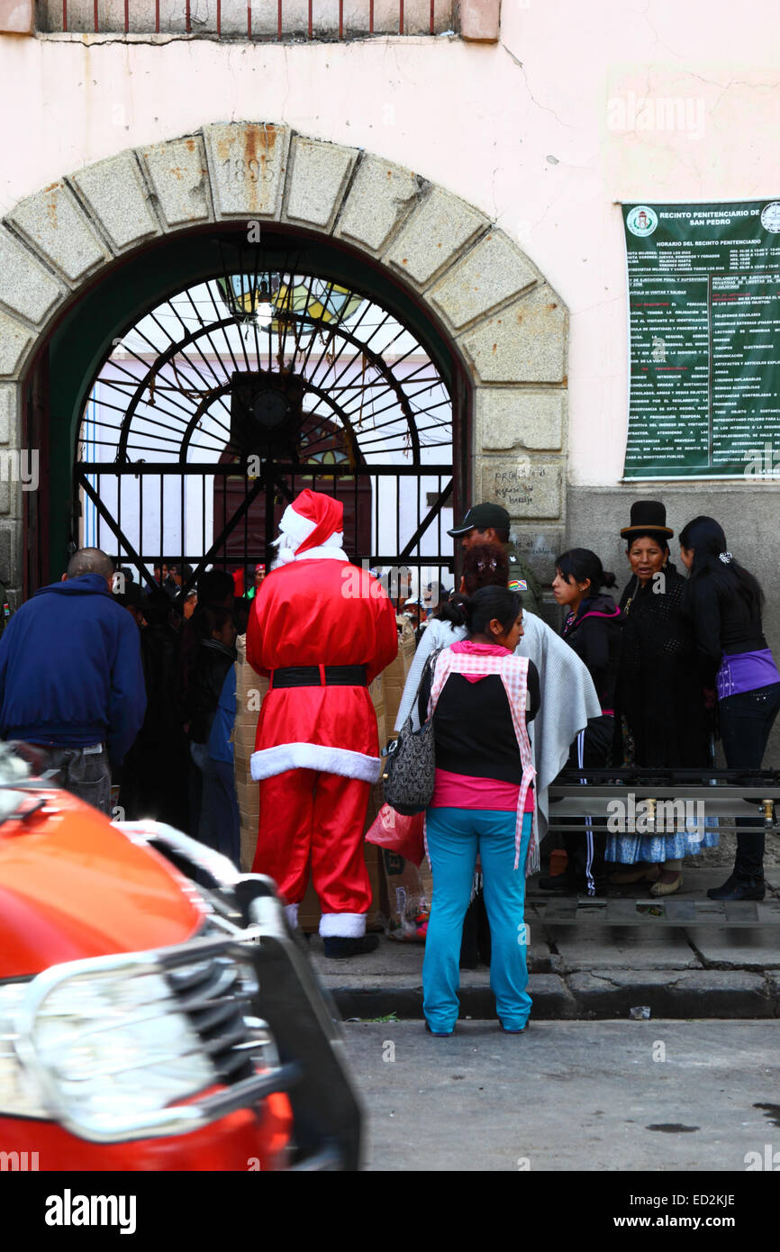 La Paz, Bolivia, 24th December 2014. Father Christmas waits with other ...