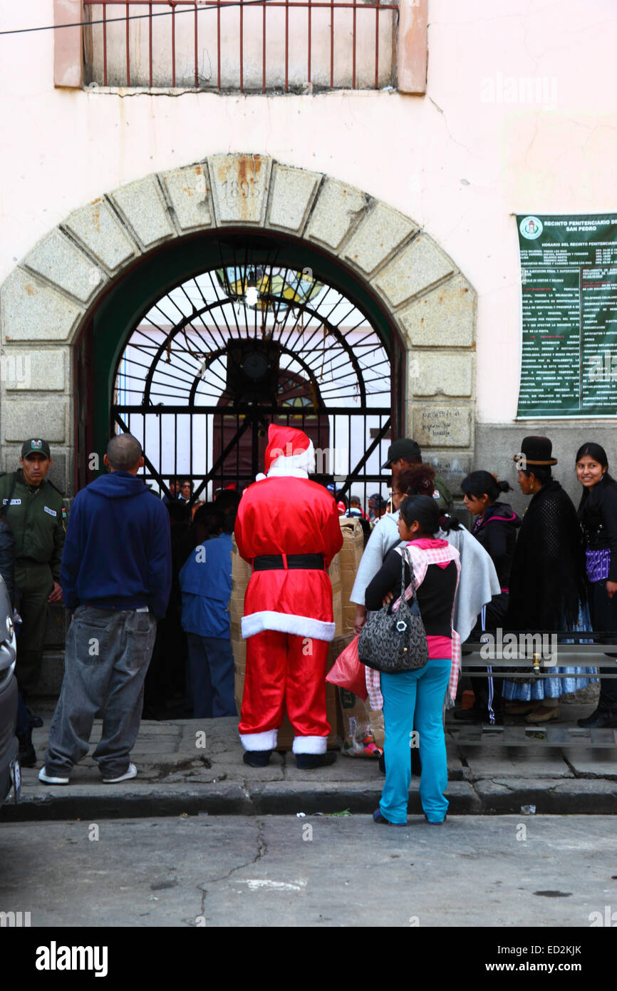 La Paz, Bolivia, 24th December 2014. Father Christmas waits with other ...