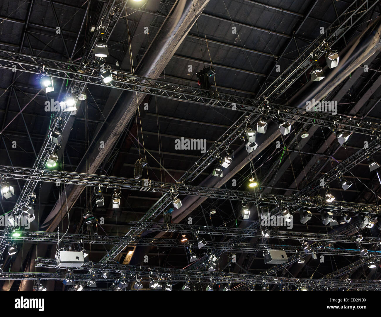 Spotlight system on the ceiling of exhibition hall Stock Photo - Alamy