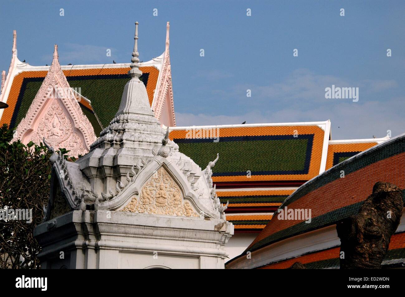 NAKHOM PATHOM, THAILAND: EXTRAORDINARY ROOFS AND VIHARAS OF PHRA PATHOM ...