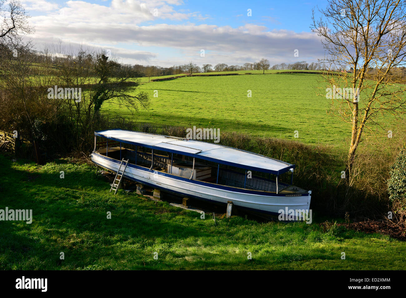 A landlocked pleasure boat beside the Grand Union Canal at Foxton Locks ...