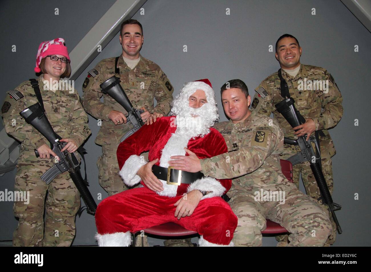 US soldiers pose with Santa Claus on Christmas Eve at Bagram Air Field ...