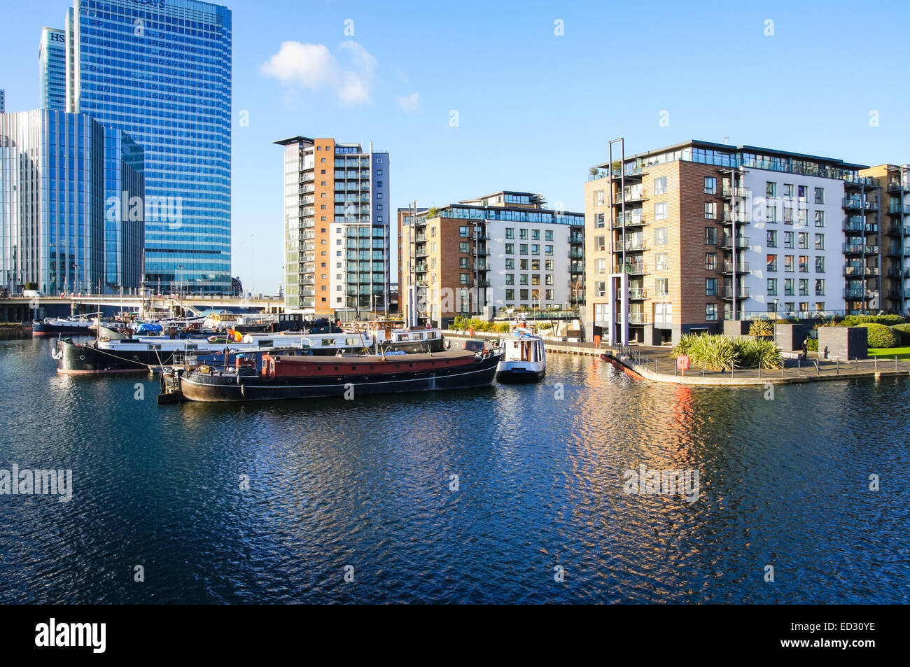 Blackwall Basin with skyscrapers and residential buildings in Canary ...