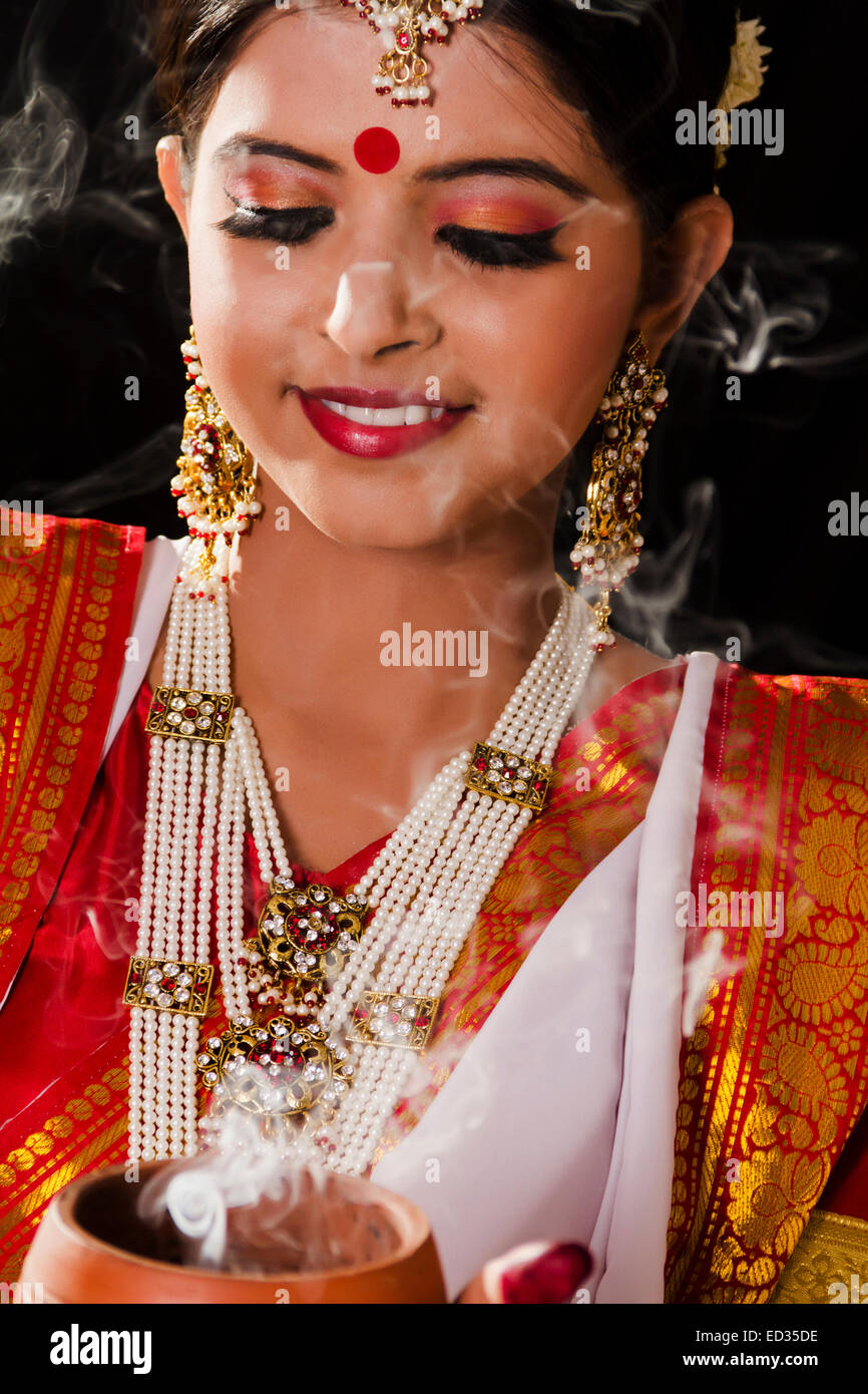 1 Bengali Housewife lady Durga Puja Stock Photo - Alamy