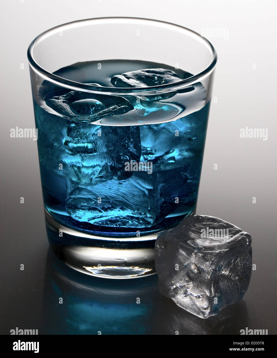 Blue alcohol cocktail ice cubes hi-res stock photography and images - Alamy