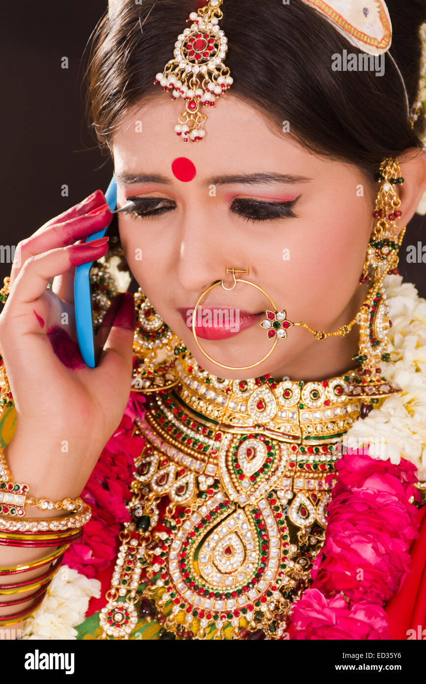 1 Bengali Bride lady Wedding talking phone Stock Photo - Alamy