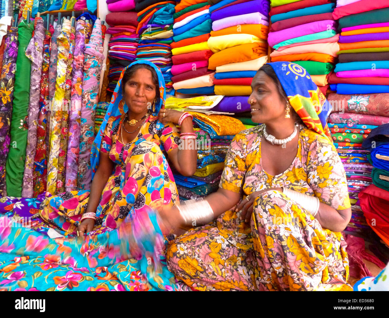 Sari shop hi-res stock photography and images - Alamy