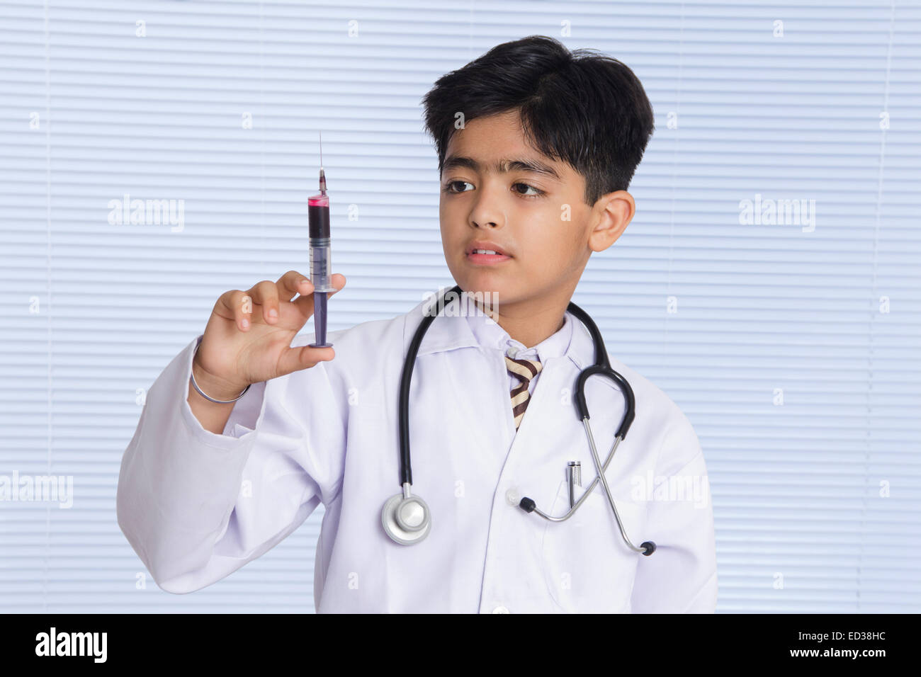 Doctor showing child hi-res stock photography and images - Alamy
