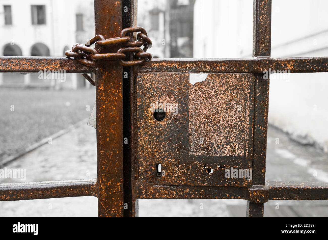 Chained padlocked gate hi-res stock photography and images - Alamy