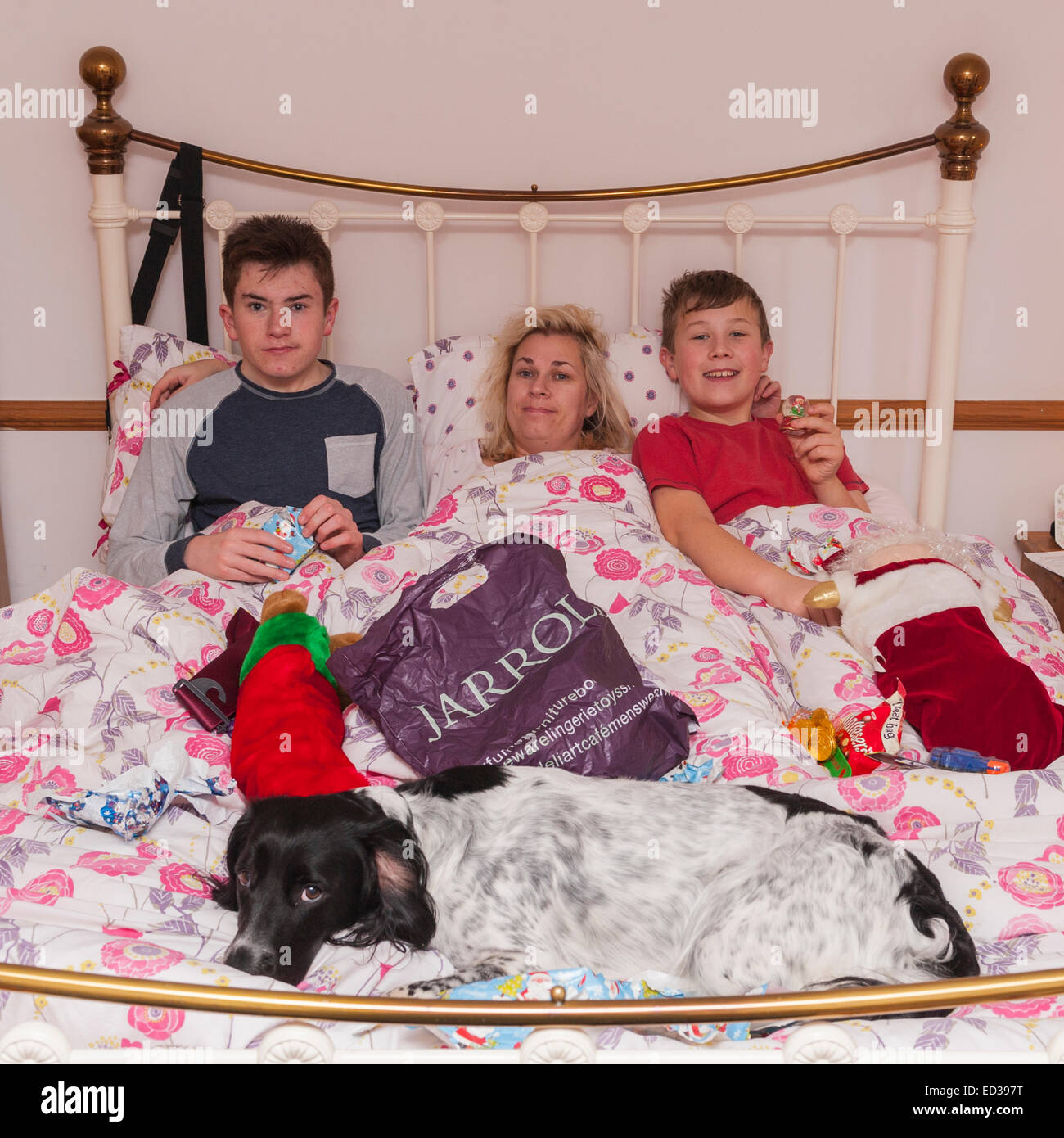 Teen bed mum hi-res stock photography and images - Alamy