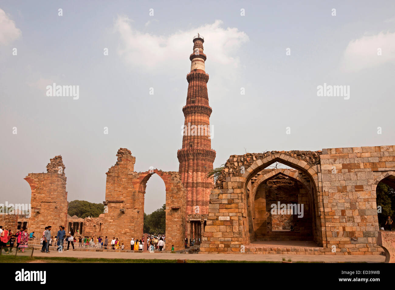 Quwwat ul islam mosque hi-res stock photography and images - Alamy