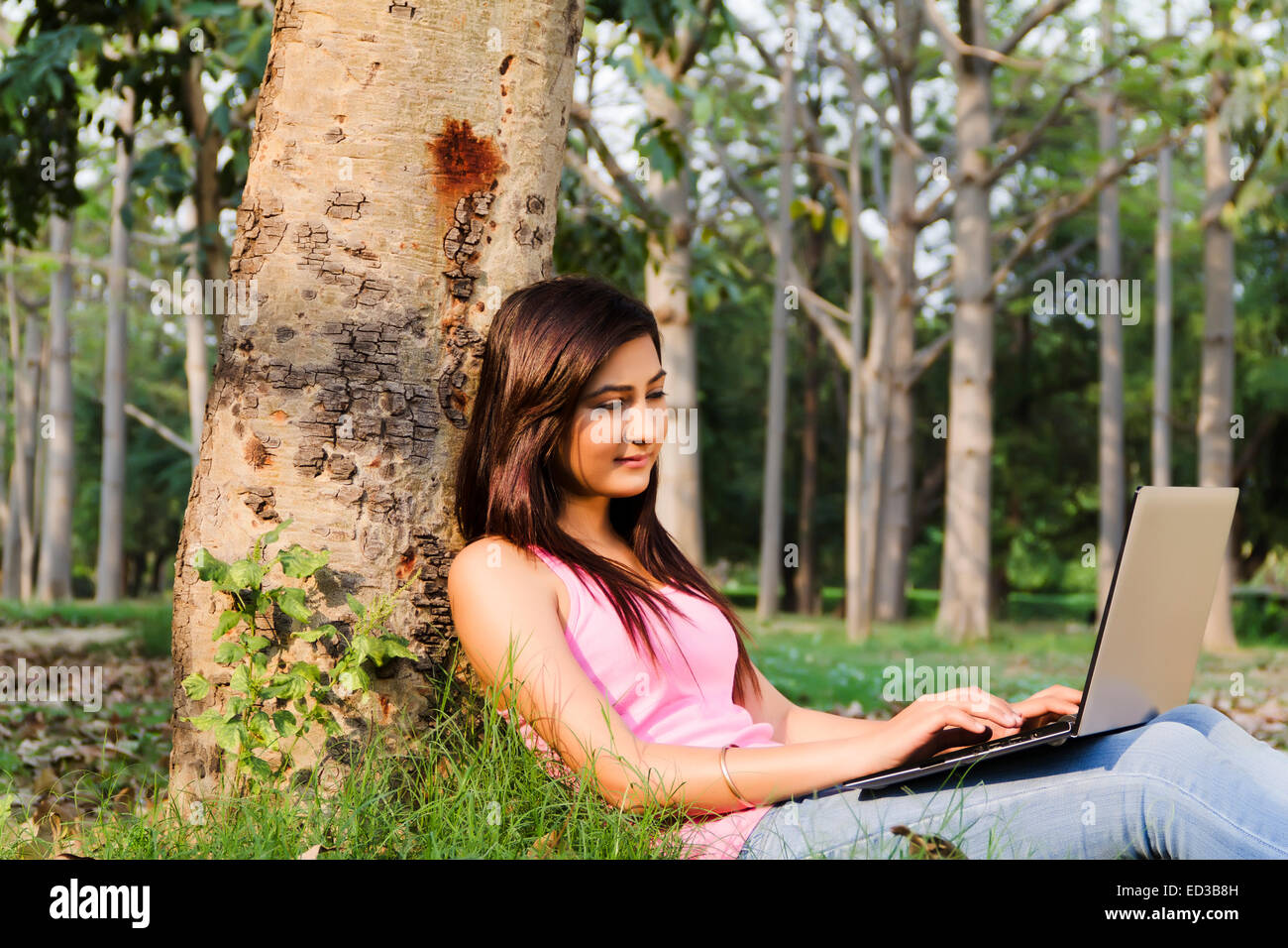 1 indian lady park working Laptop Stock Photo - Alamy