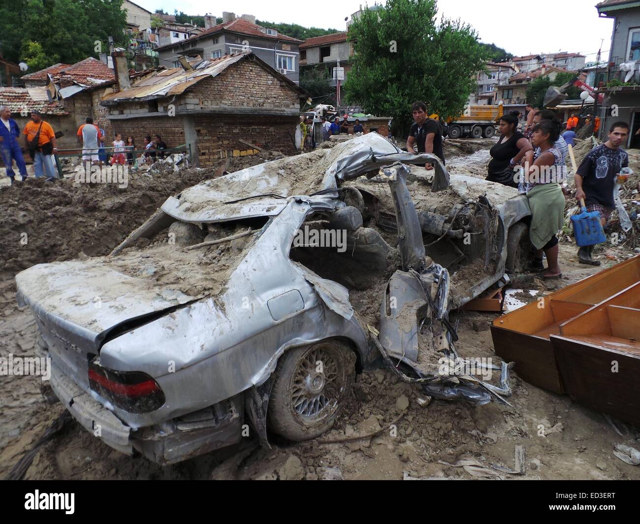 People and rescue workers search for survivers and try to clean homes ...