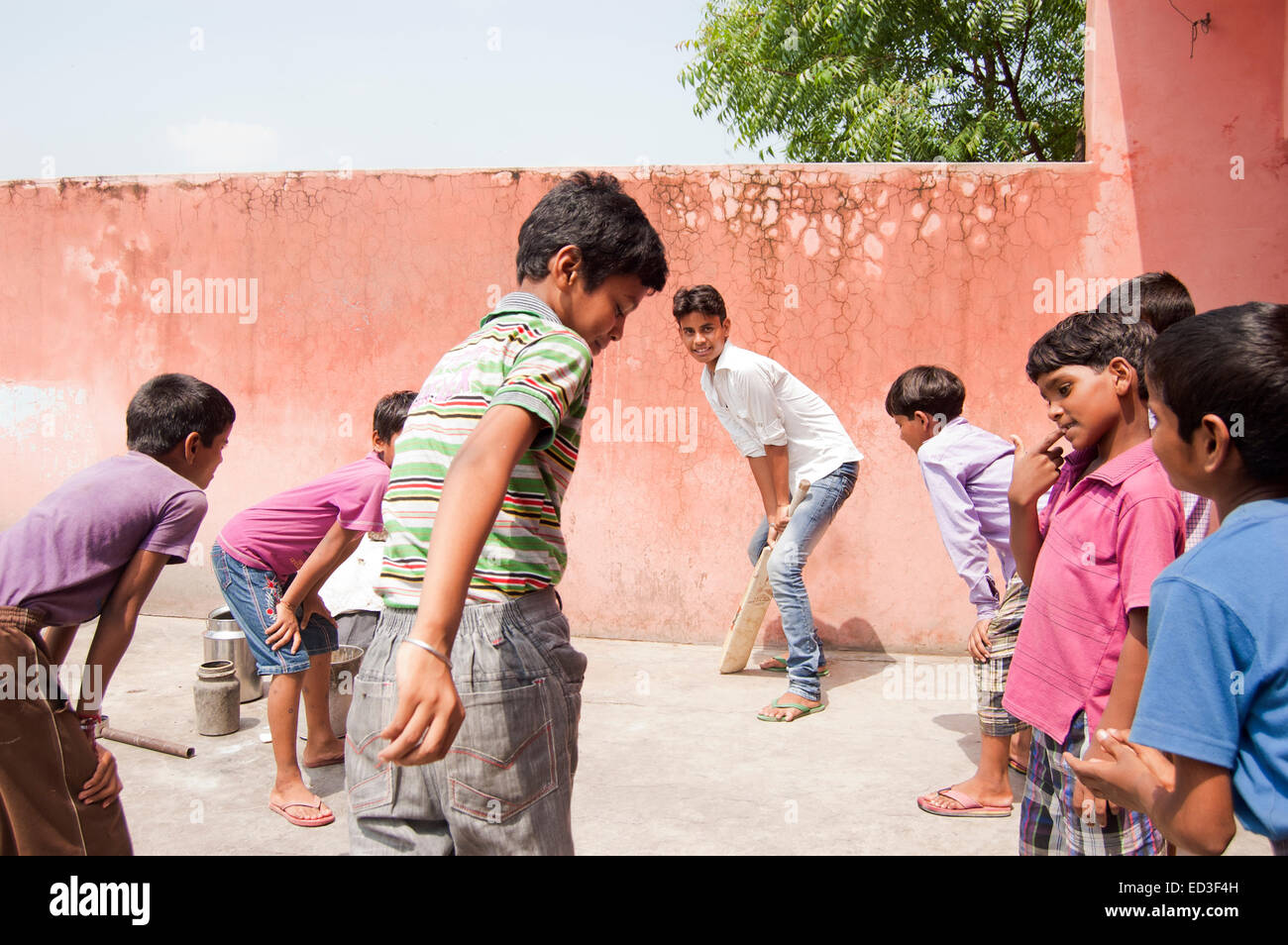 Children playing cricket hi-res stock photography and images - Alamy
