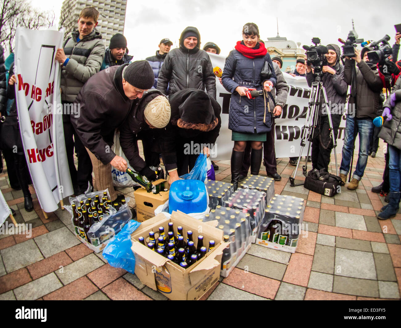 Molotov cocktail ukraine hi-res stock photography and images - Alamy