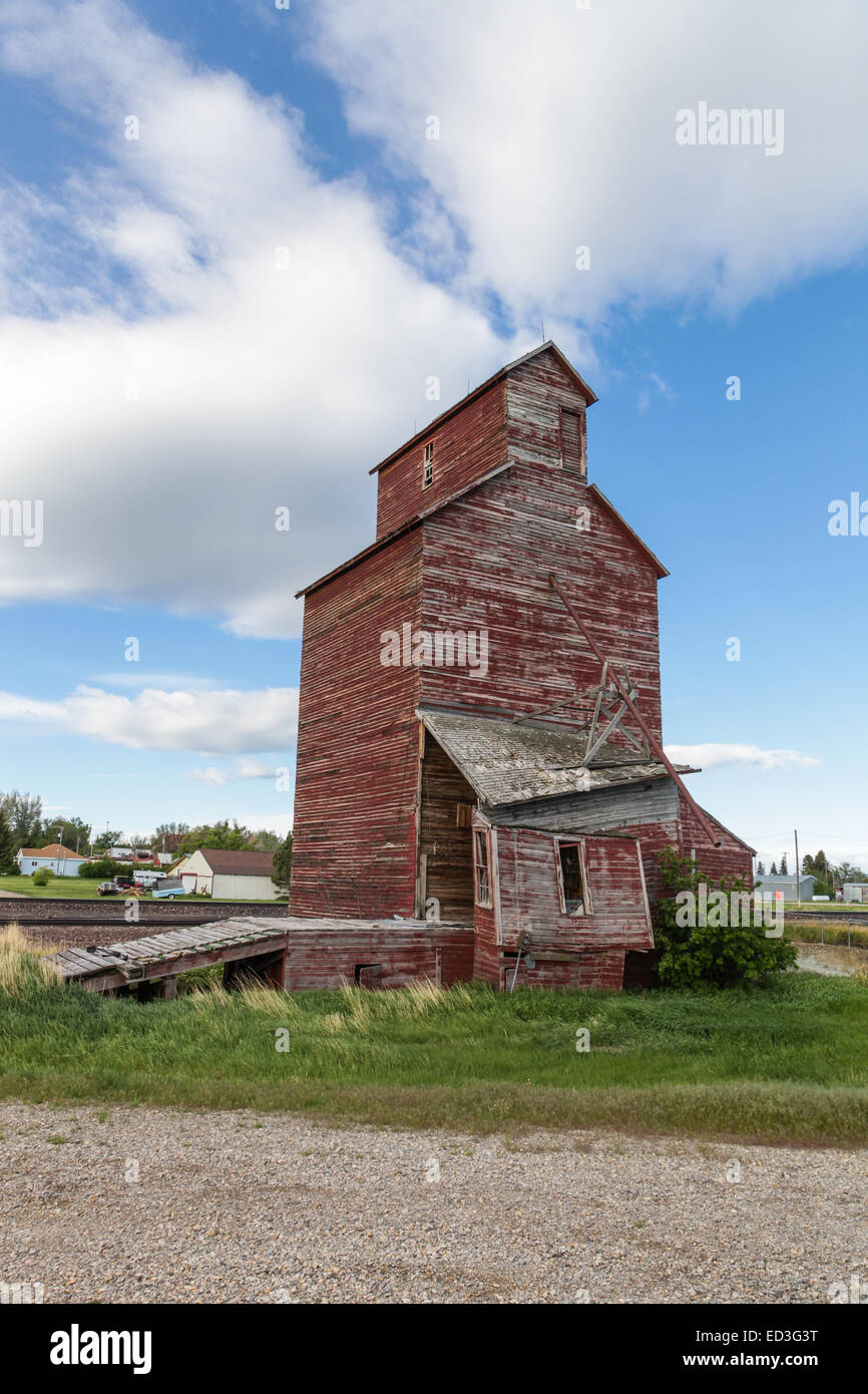 Benson, Montana, USA. Old grain elevator, silo, in bad repair Stock ...