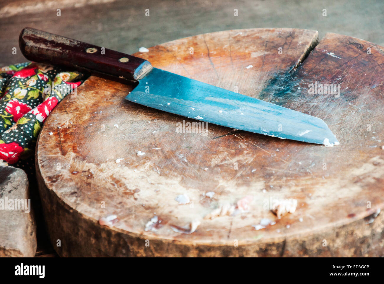 Dirty knife on the cutting board Stock Photo - Alamy