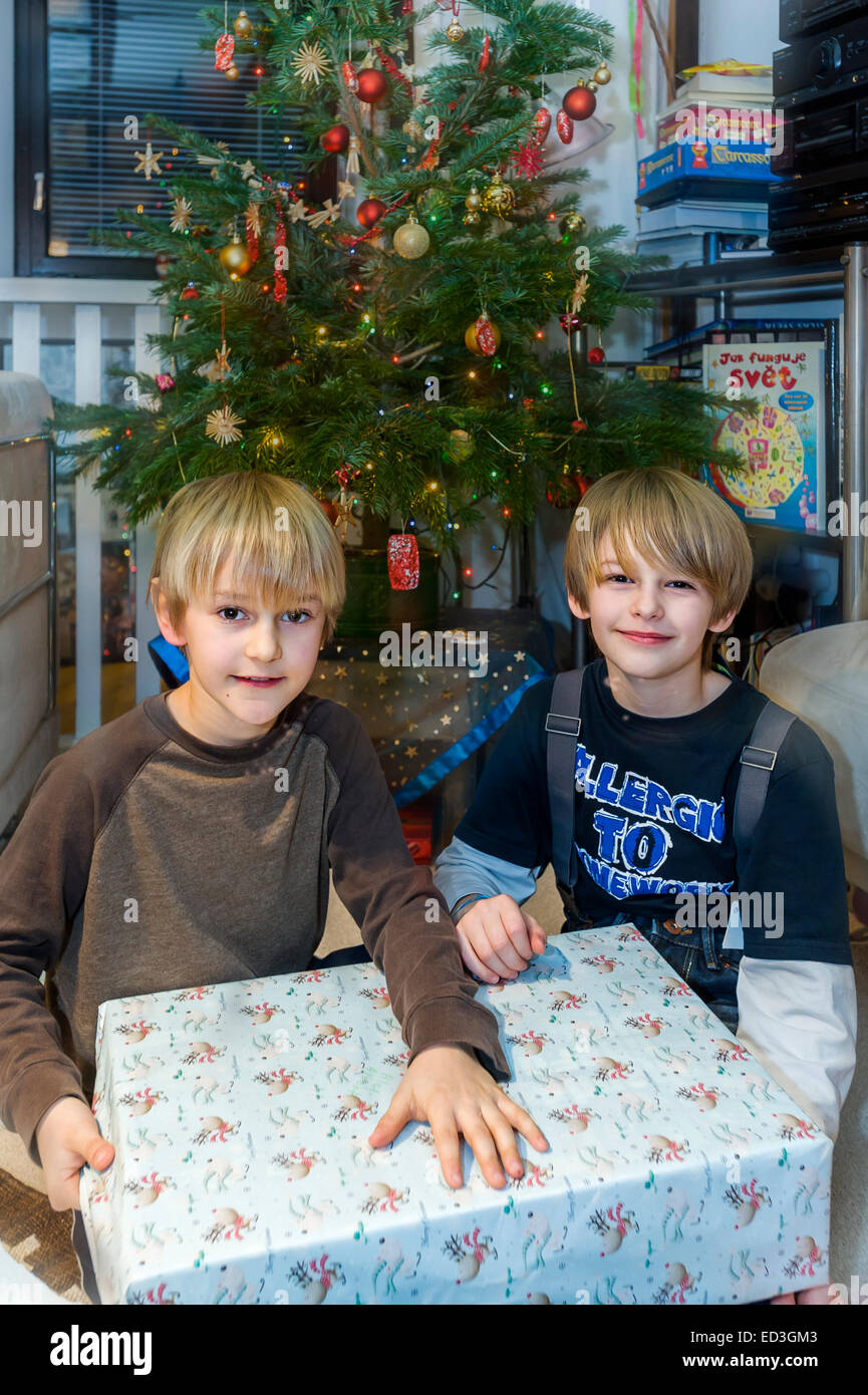 Unpacking christmas tree hi-res stock photography and images - Alamy