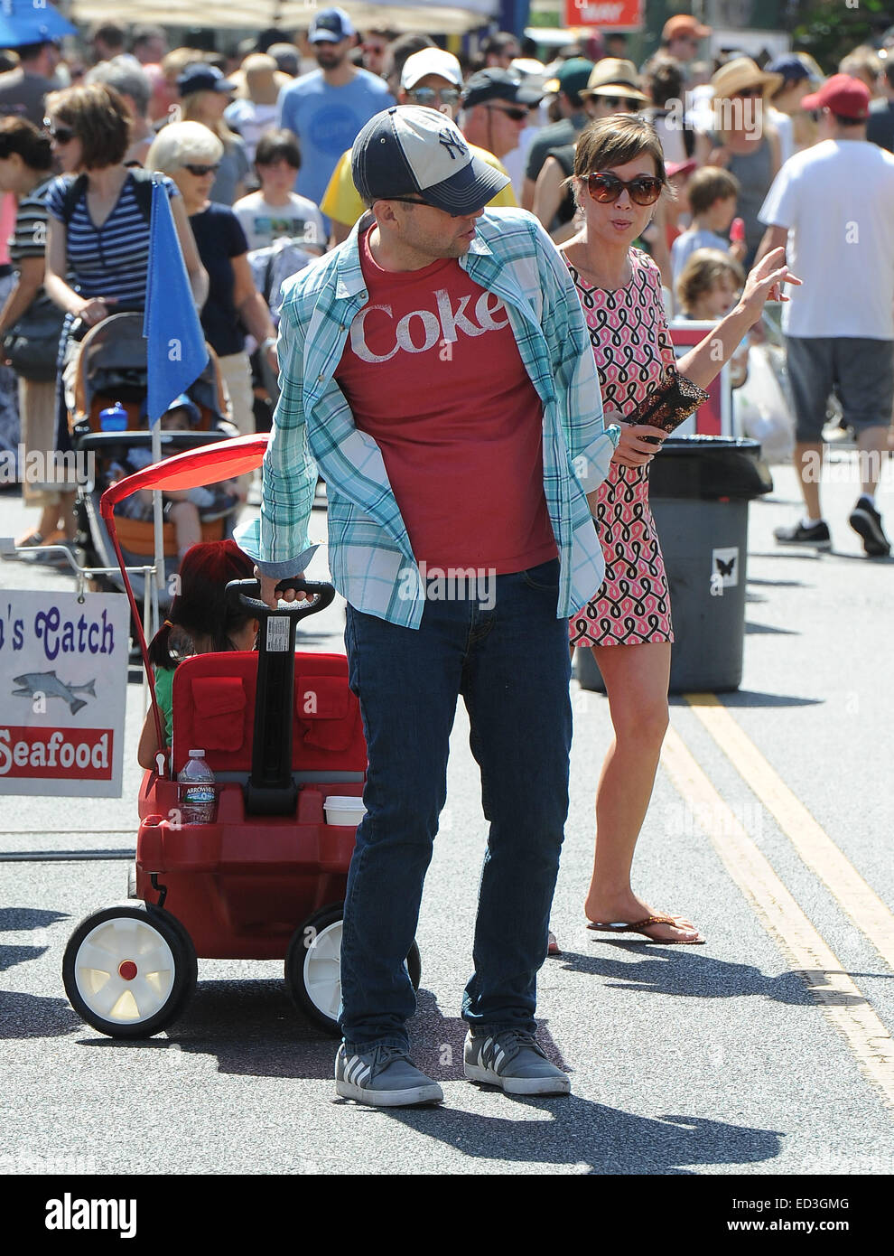 Jon Cryer and his wife, Lisa take their daughter, Daisy to the farmers ...