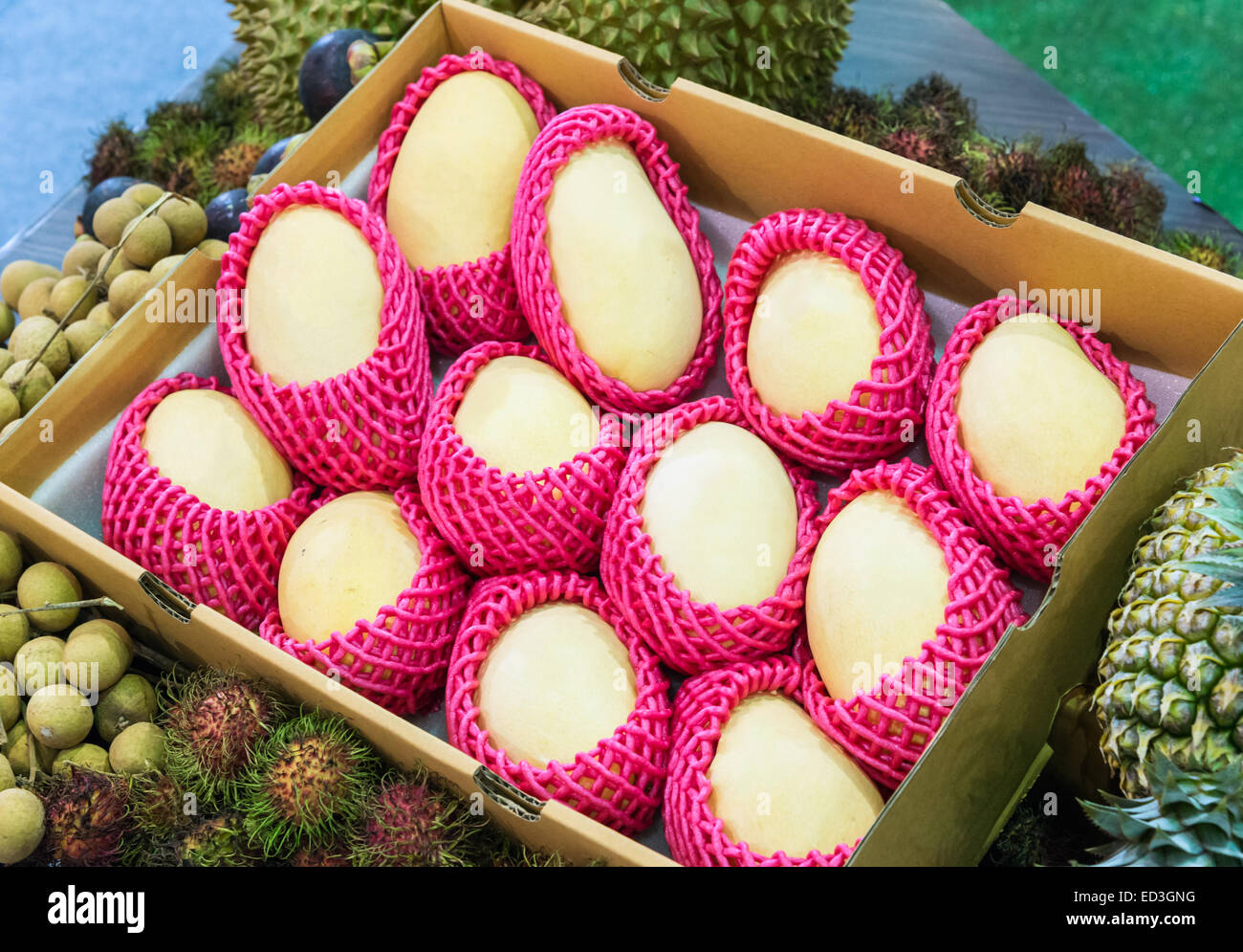 Ripe mango for export in the box Stock Photo - Alamy