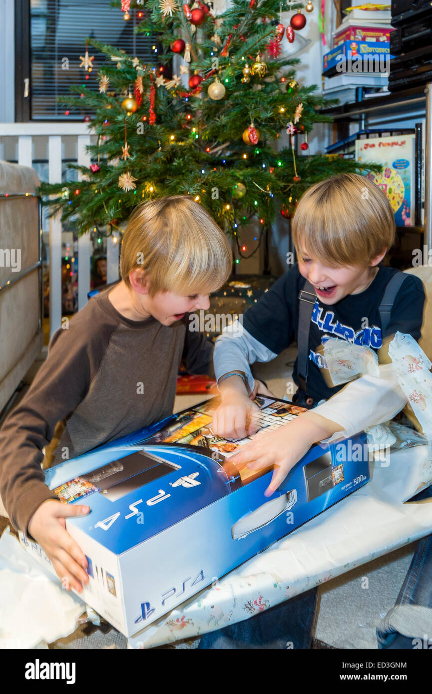 Unpacking christmas tree hi-res stock photography and images - Alamy