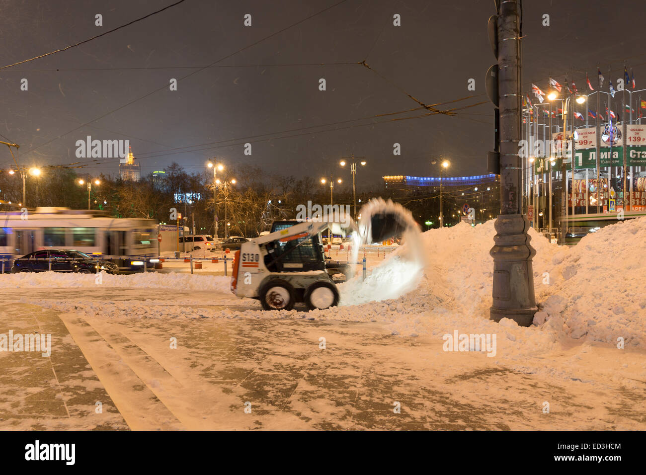 Moscow, Russia. 25th Dec, 2014. Heavy snowfall in Moscow, Russia as ...
