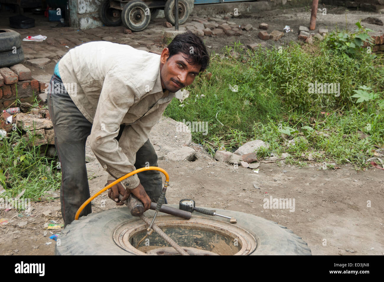 Indian mechanic hi-res stock photography and images - Alamy