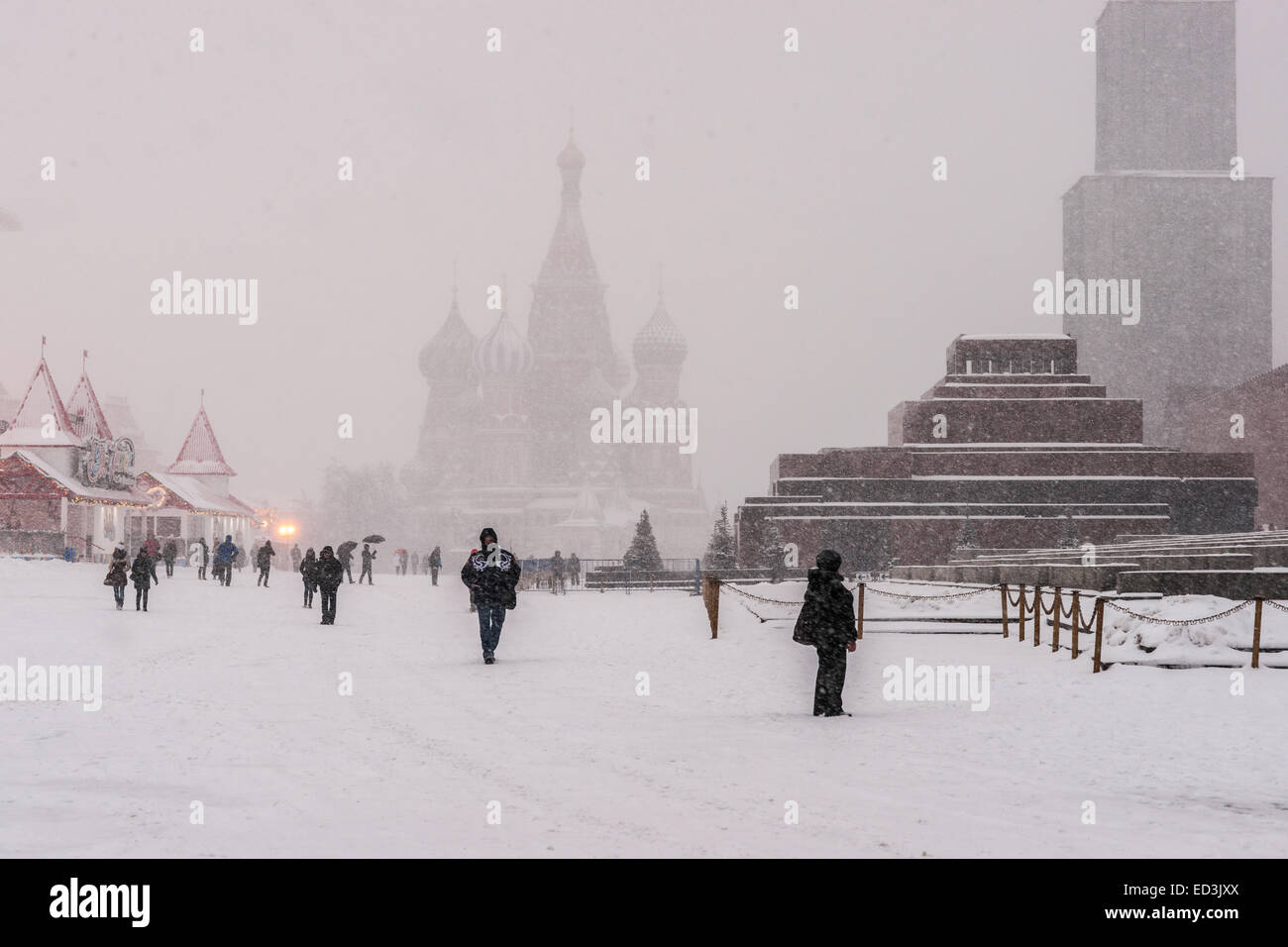 Moscow, Russia. 25th December, 2014. Weather: Heavy snowstorm in Moscow ...