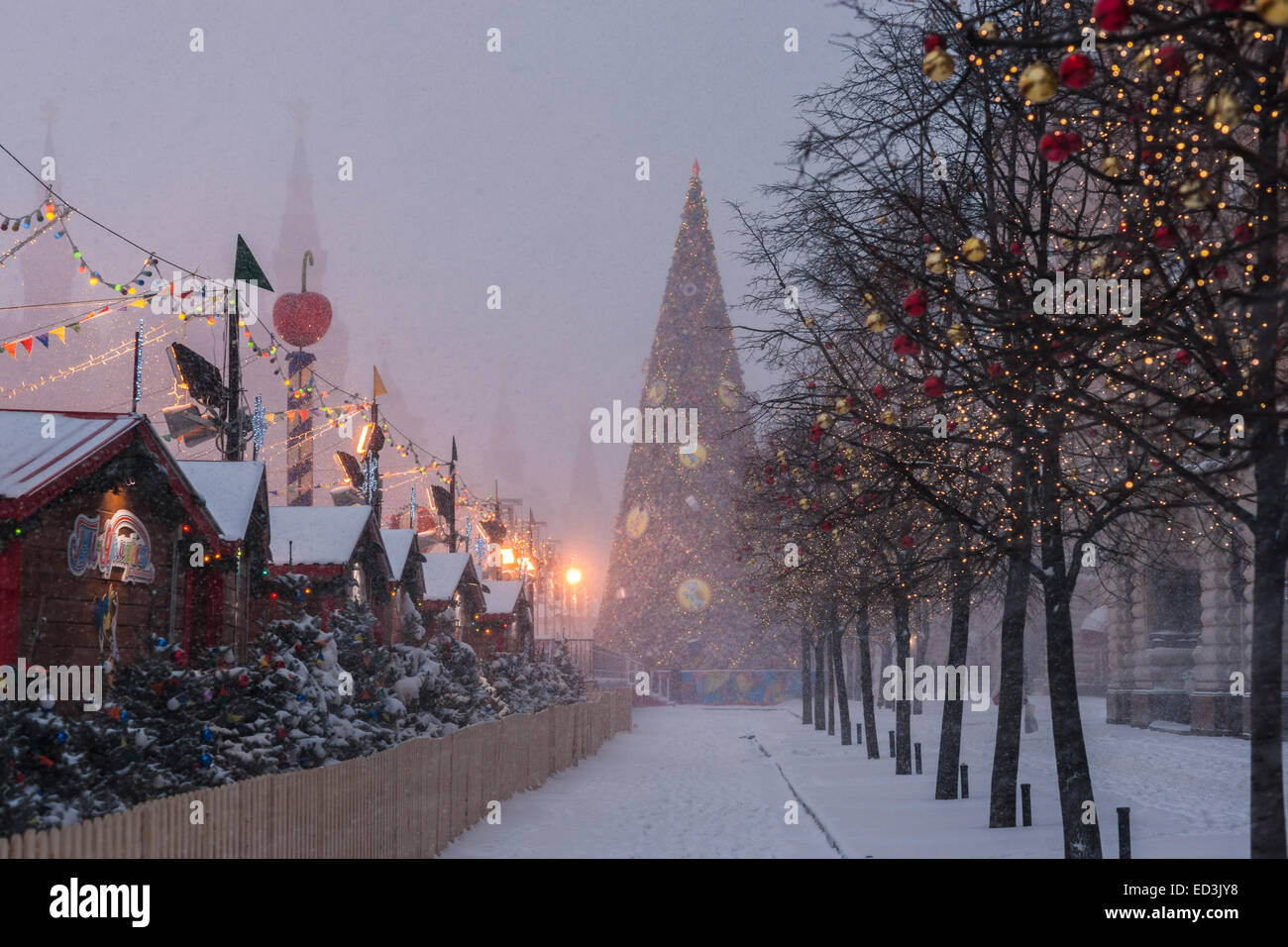 Moscow, Russia. 25th December, 2014. Weather: Heavy snowstorm in Moscow ...