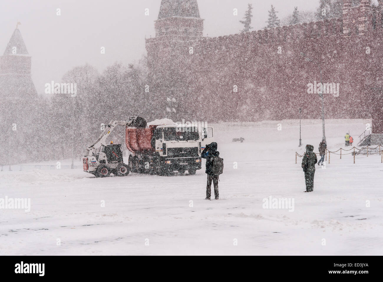 Moscow, Russia. 25th December, 2014. Weather: Heavy snowstorm in Moscow ...