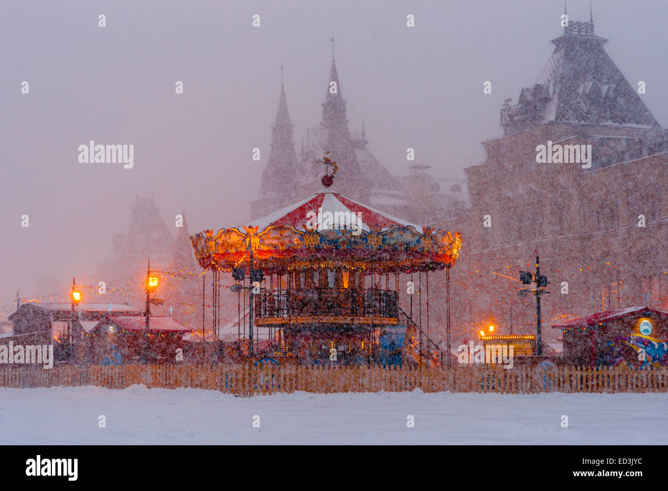 Moscow, Russia. 25th December, 2014. Weather: Heavy snowstorm in Moscow ...