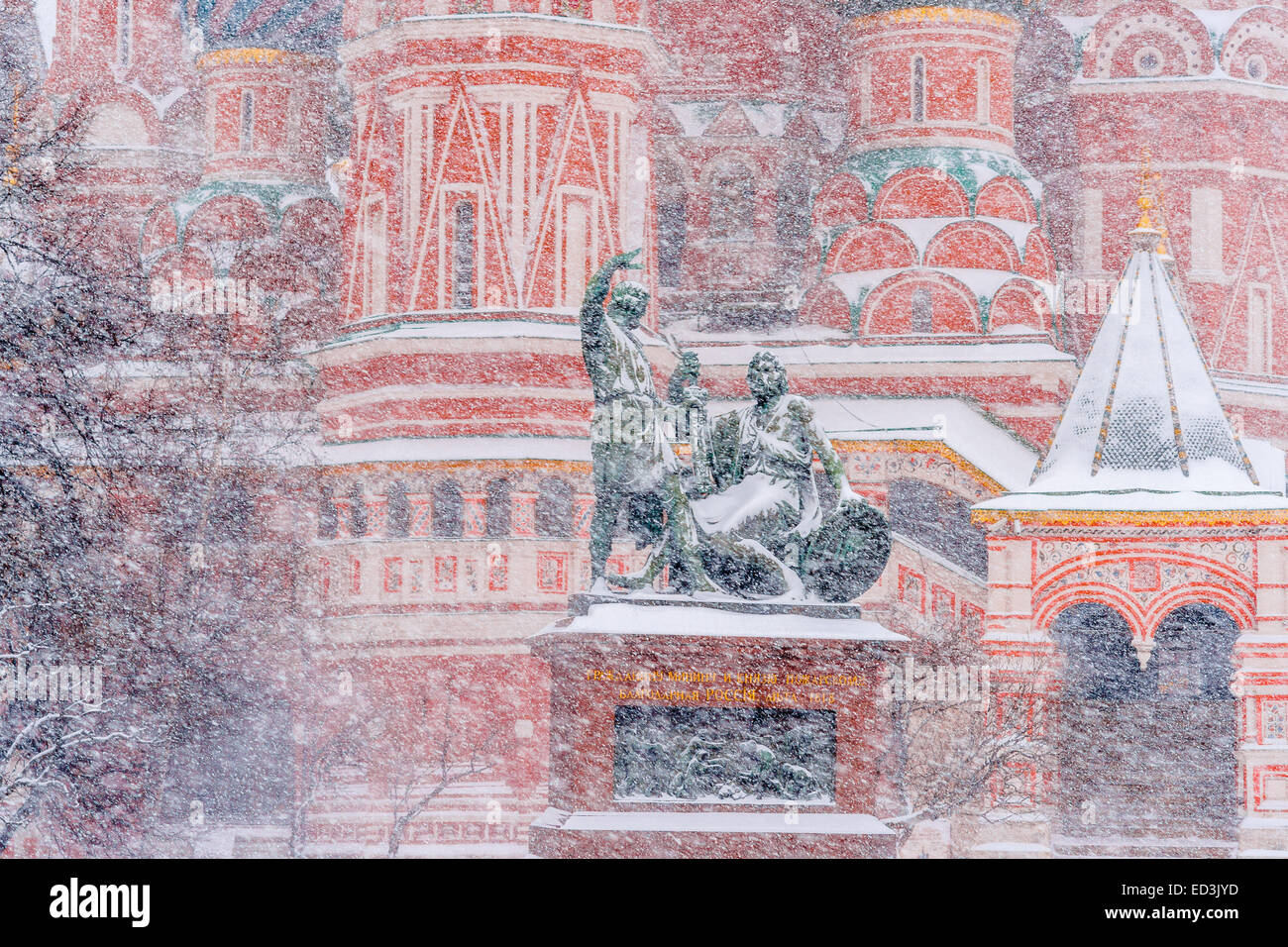 Moscow, Russia. 25th December, 2014. Weather: Heavy snowstorm in Moscow ...