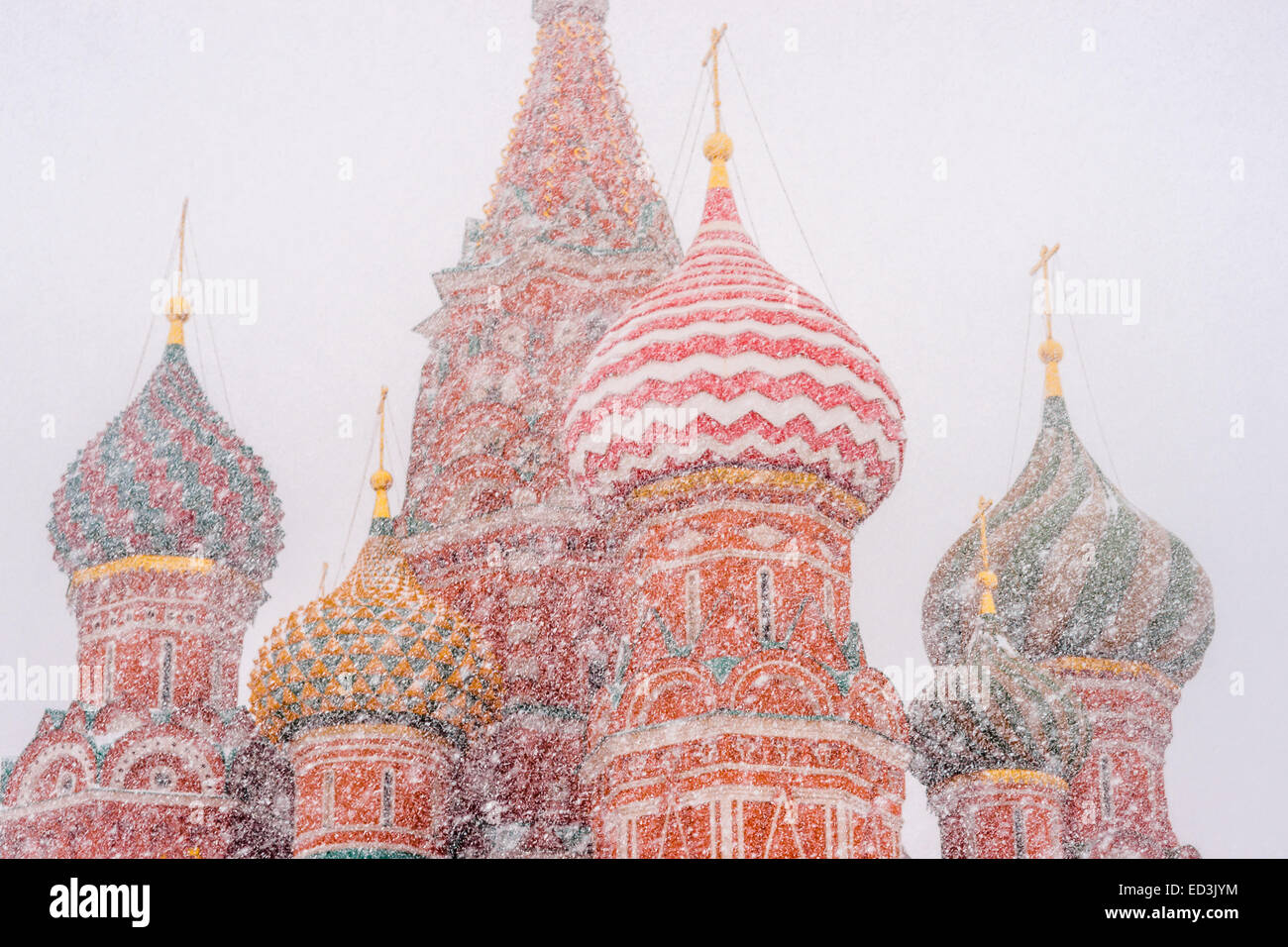 Moscow, Russia. 25th December, 2014. Weather: Heavy snowstorm in Moscow ...