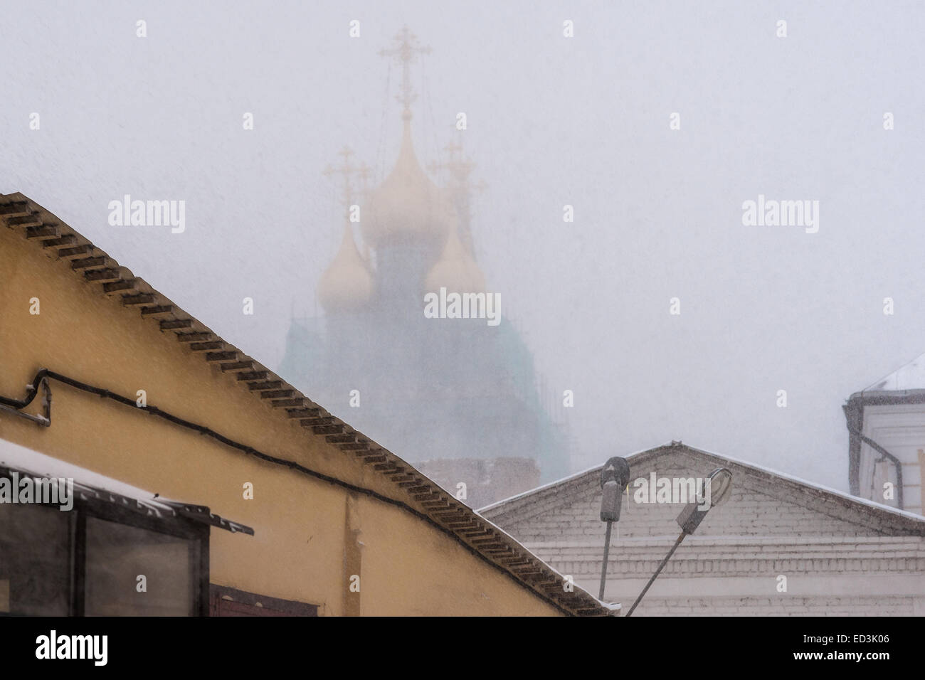 Moscow, Russia. 25th December, 2014. Weather: Heavy snowstorm in Moscow ...