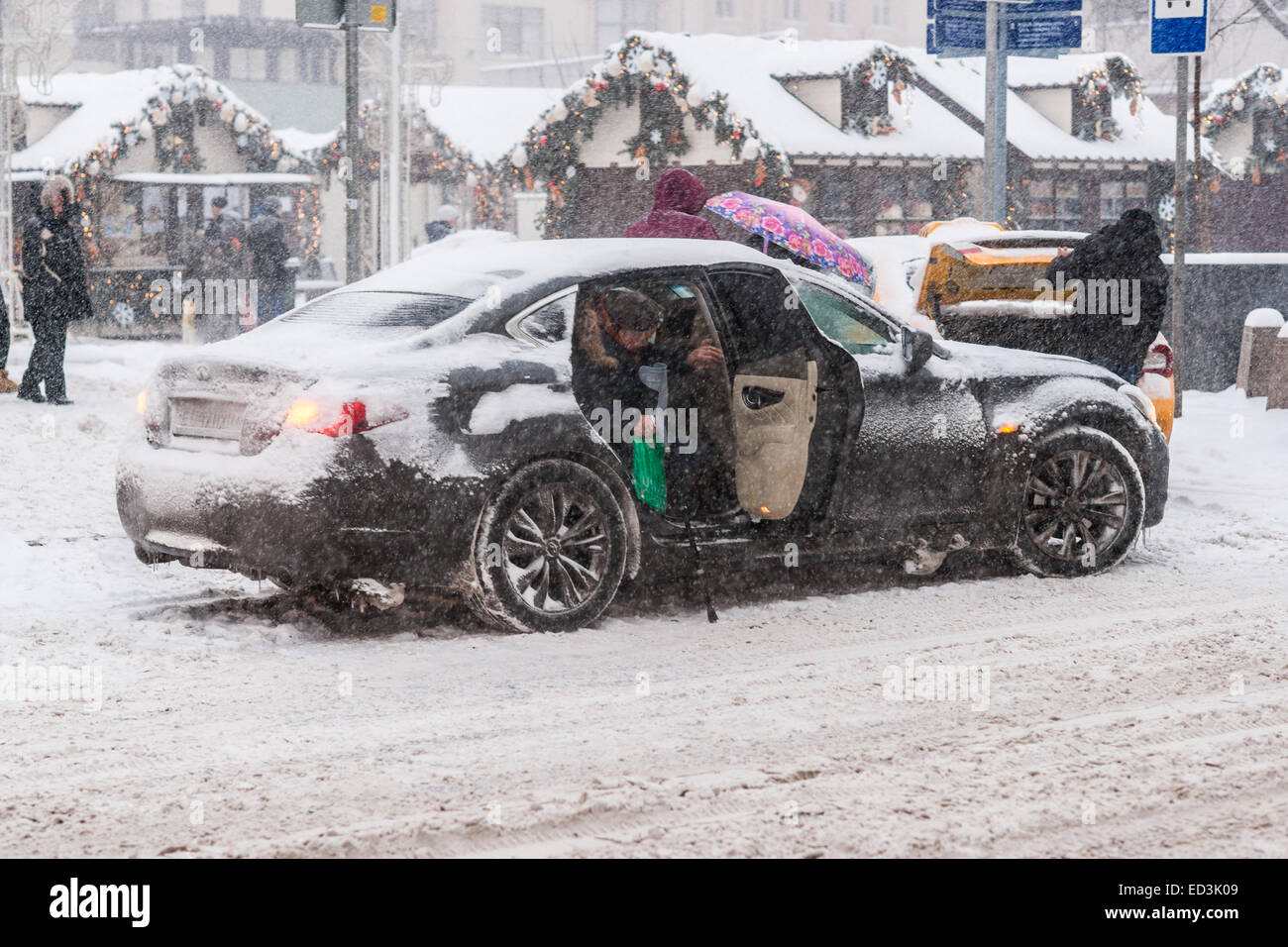 Moscow, Russia. 25th December, 2014. Weather: Heavy snowstorm in Moscow ...