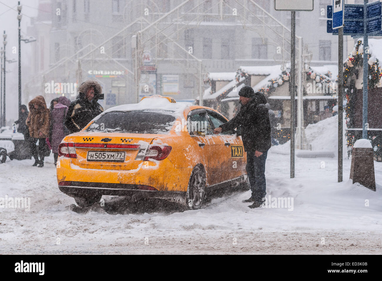 Moscow, Russia. 25th December, 2014. Weather: Heavy snowstorm in Moscow ...