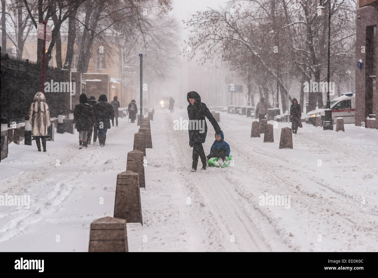 Moscow, Russia. 25th December, 2014. Weather: Heavy snowstorm in Moscow ...